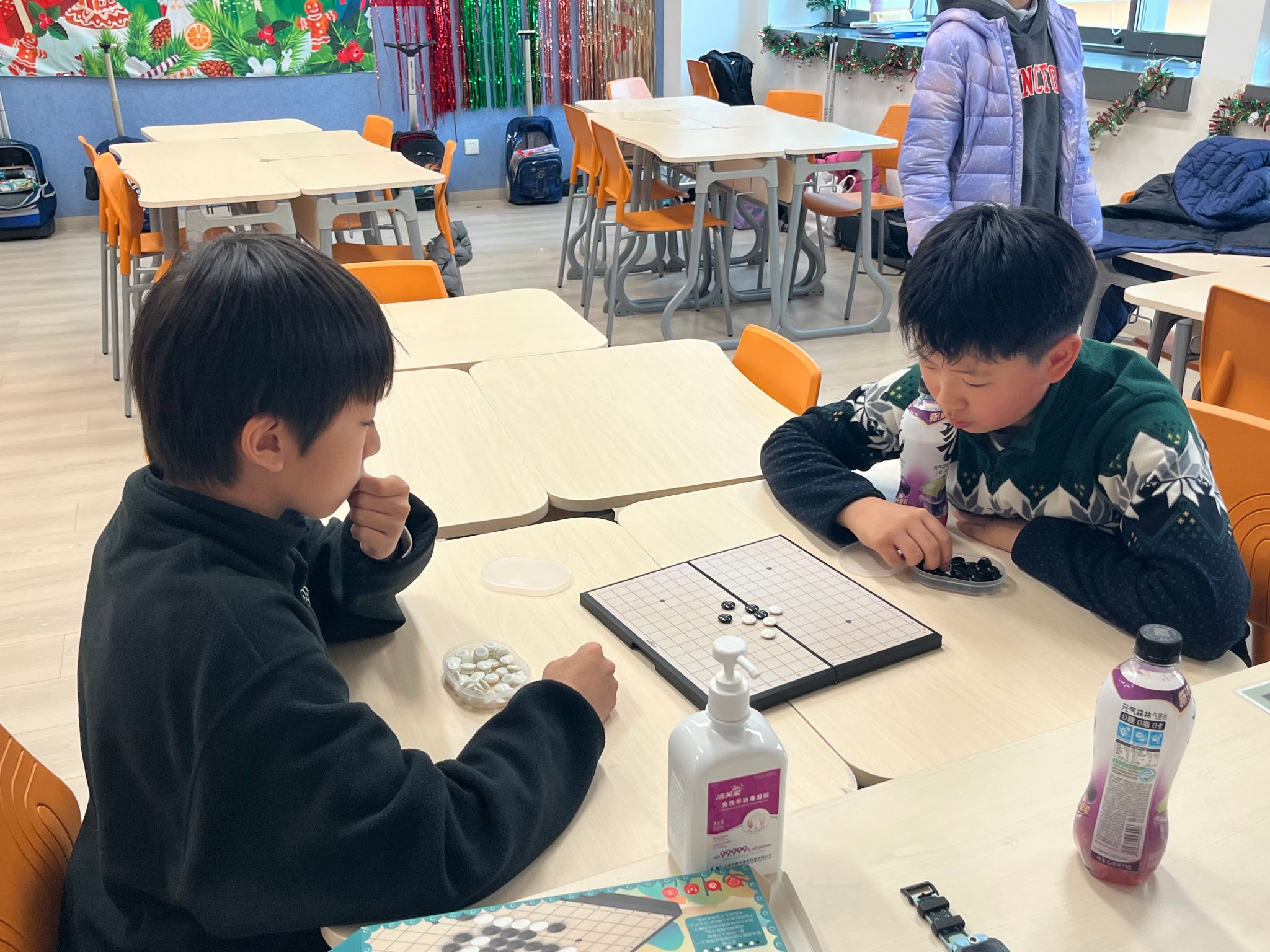 浦西校区G6｜课间一局棋，共织一段锦——记午间五子棋比赛-上海中学国际部